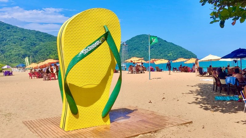 Chinelão gigante promete refrescar banhistas - Rádio Costa Azul FM Ubatuba