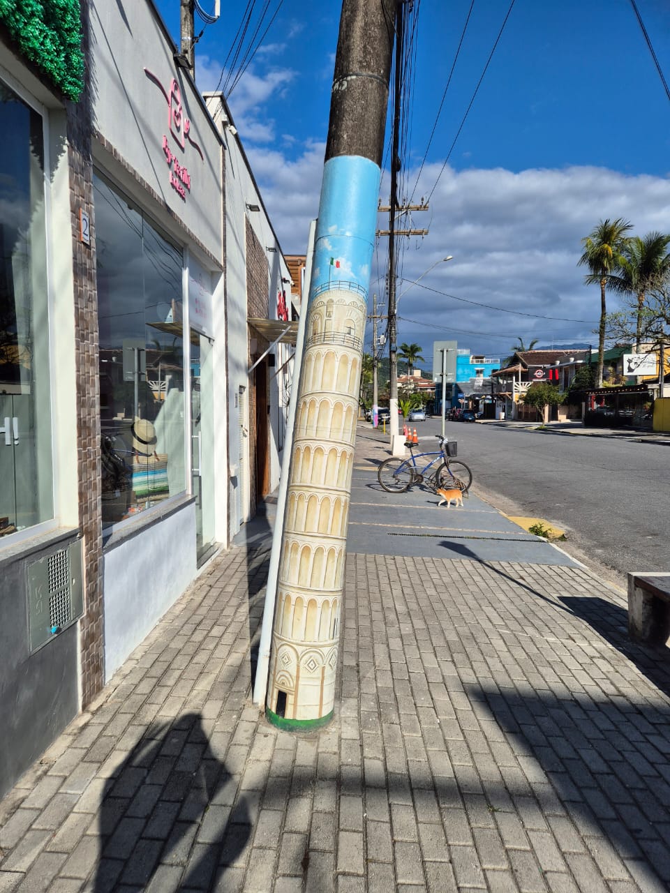 Artista plástico pinta poste em Ubatuba - Rádio Costa Azul FM Ubatuba